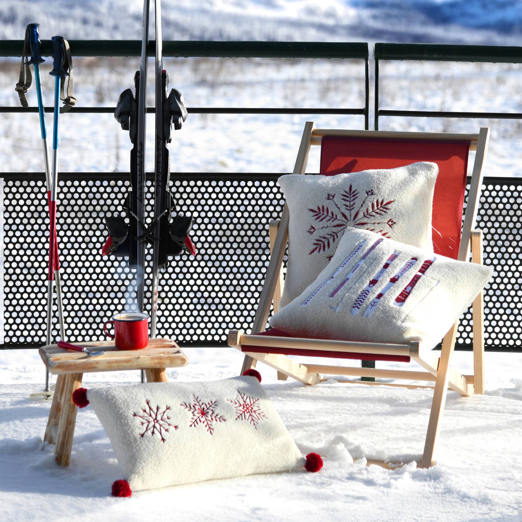 Coussin flocons montagne en bouclette - LOVELY CASA - Polyester - Rouge ...