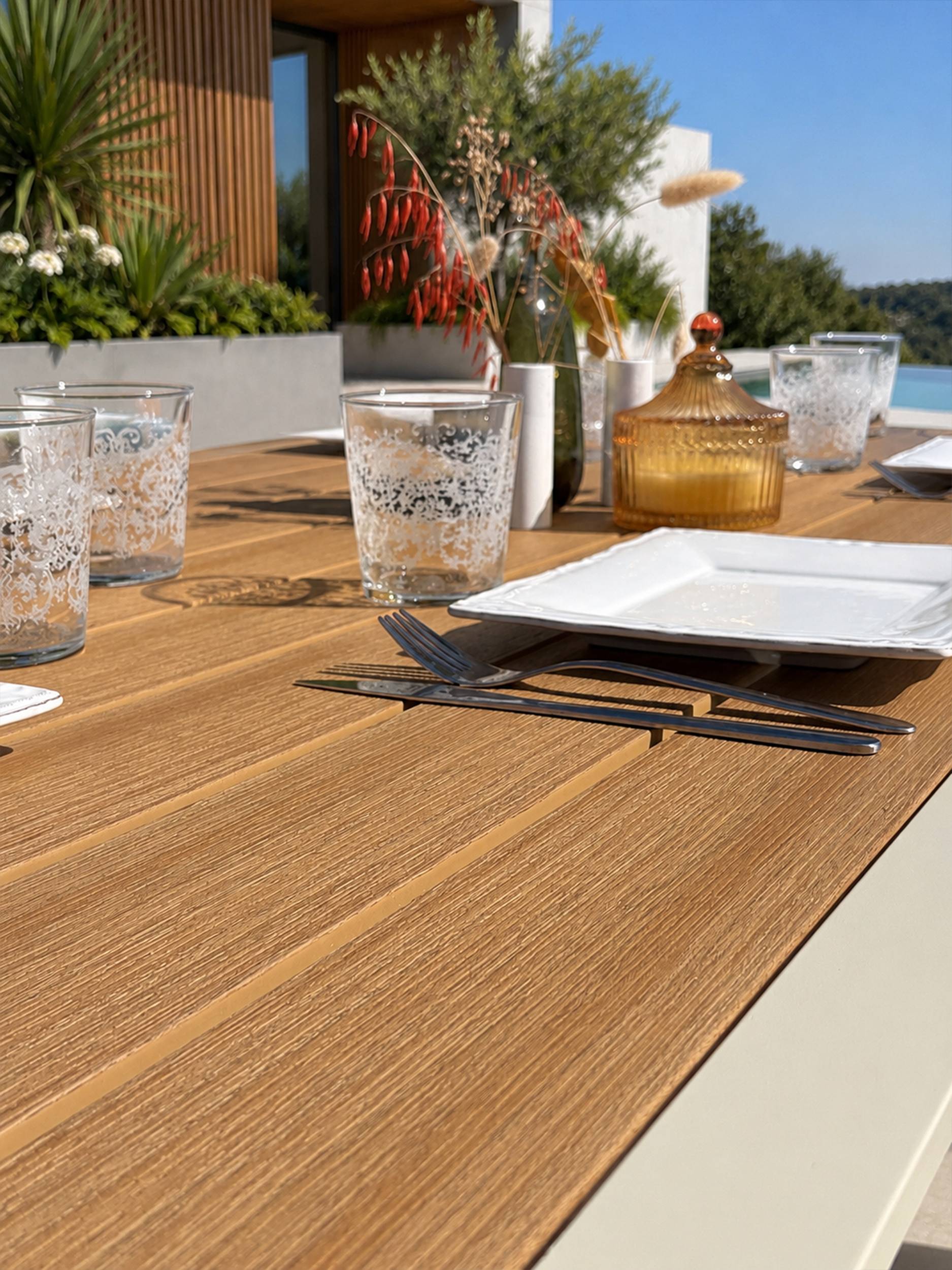 Table de jardin en alu plateau polywood aspect bois - Grège - TONGA ...